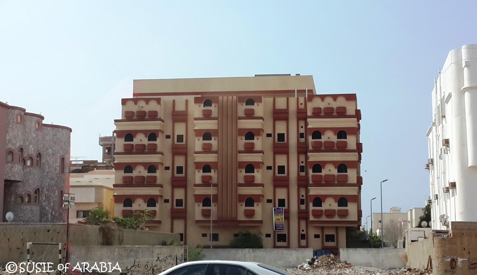 Jeddah Daily Photo: Jeddah: Typical Apartment Building