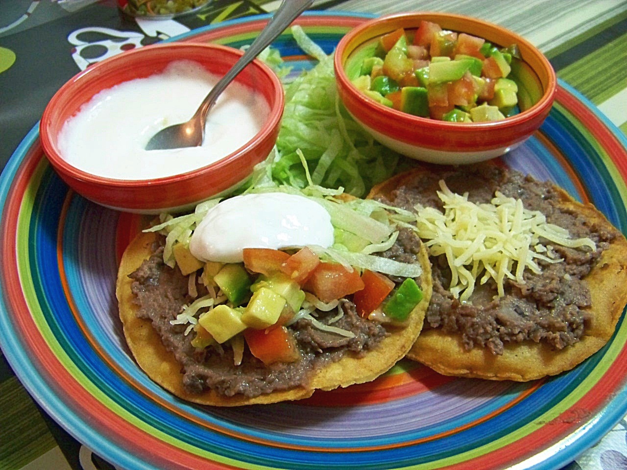 Mi Cocinita de Juguete: Tostadas Mexicanas con Frijoles Negros Refritos