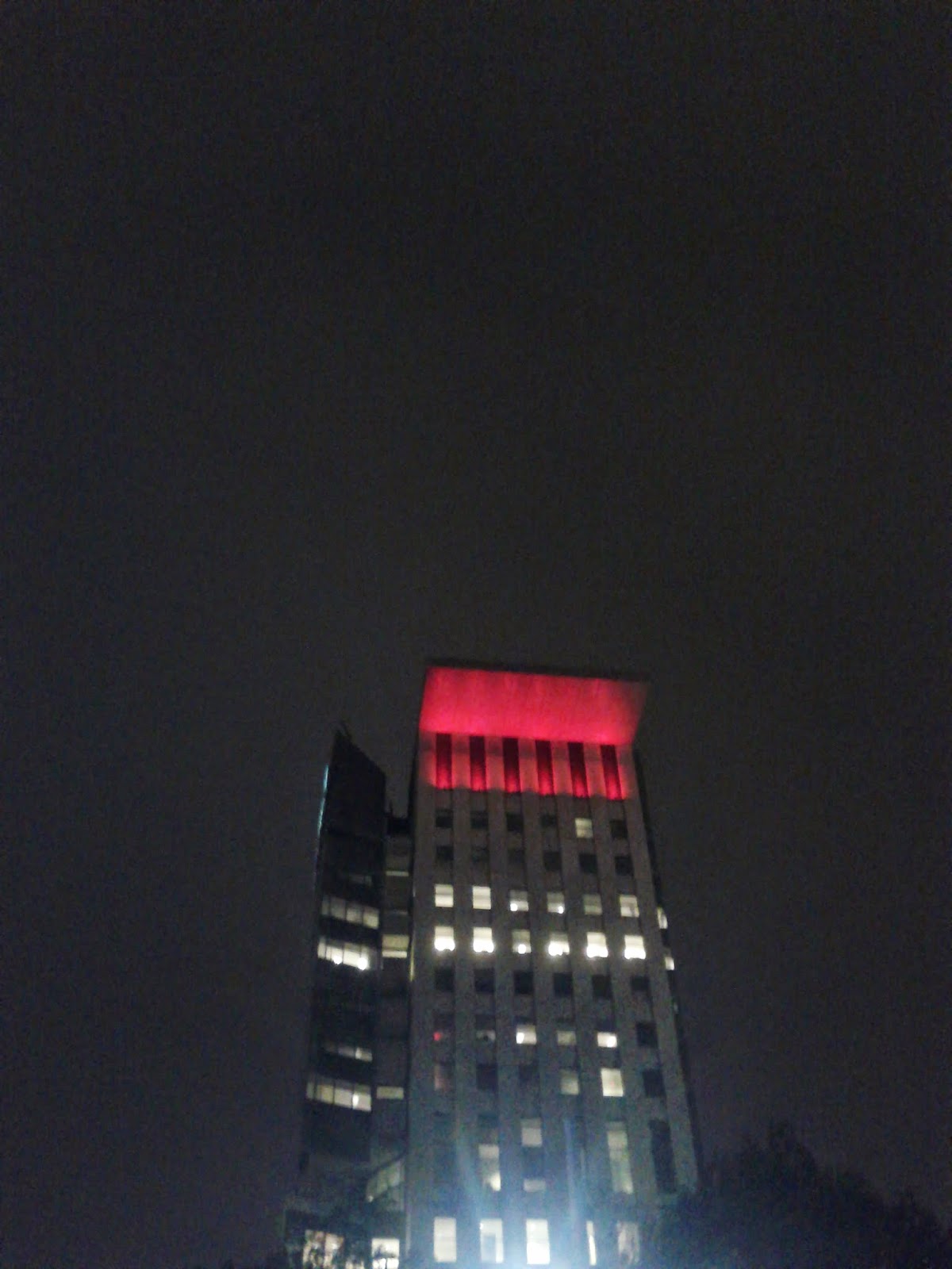 Toronto things: Red light top tower building Toronto at University and ...
