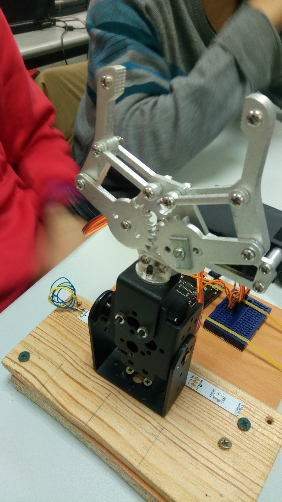 ROBÓTICA CON ARDUINO: BRAZO ROBOT