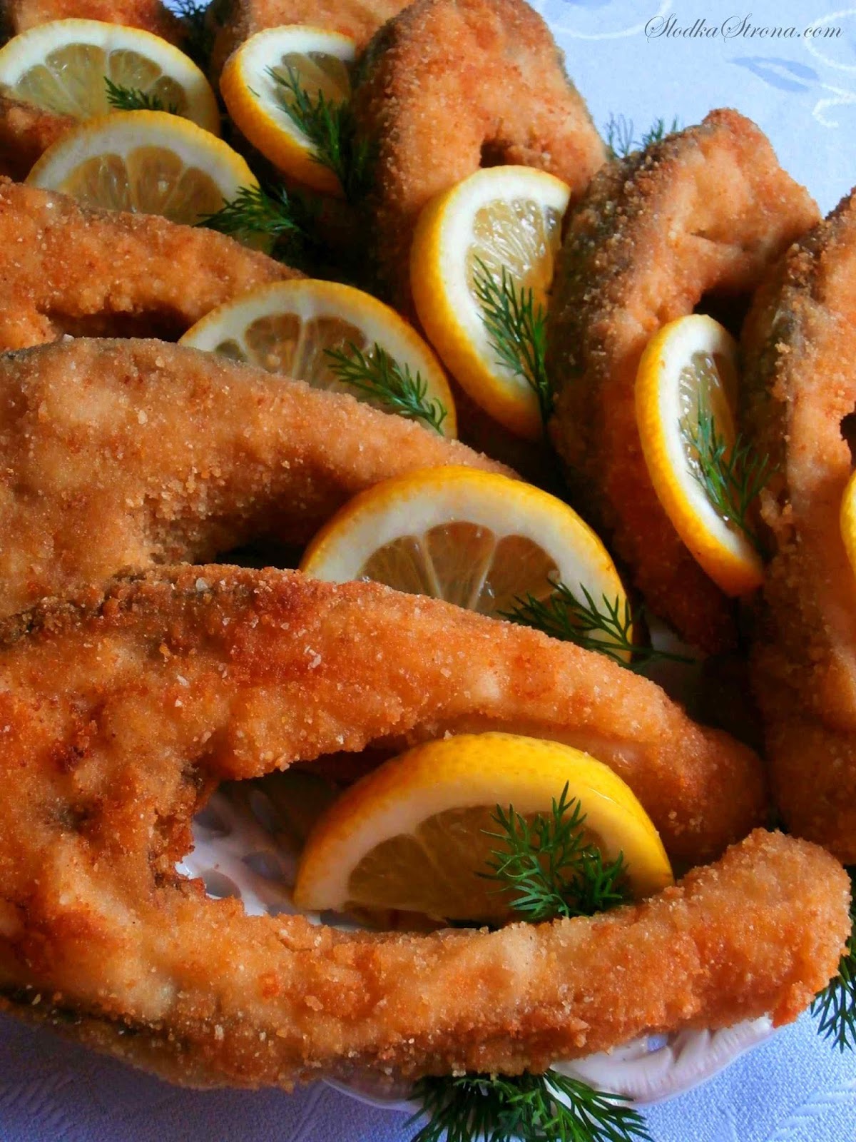 Słodka Strona: Tradycyjny Karp Smażony