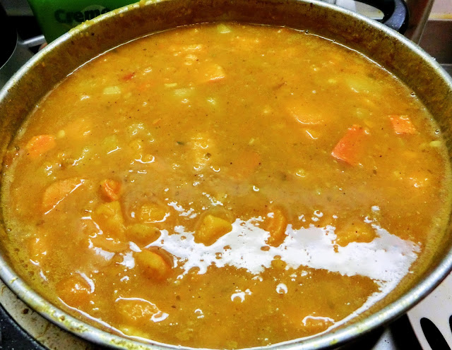 Veganine: Hokkaido-Kürbis-Suppe mit panierten Auberginen und Fladenbrot