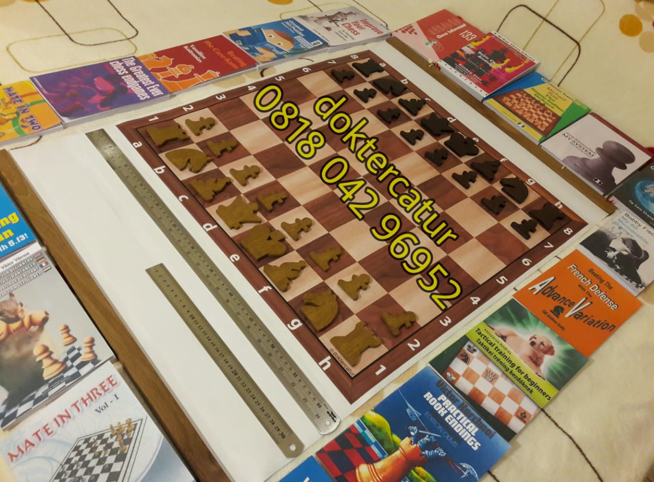 doktercatur: Papan peraga dan buku catur