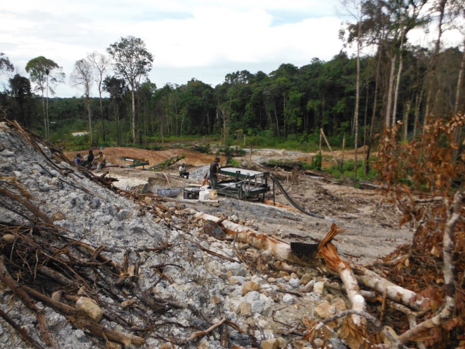 Goudwinning in Suriname: Amerikaanse Graystone Company druk aan het ...