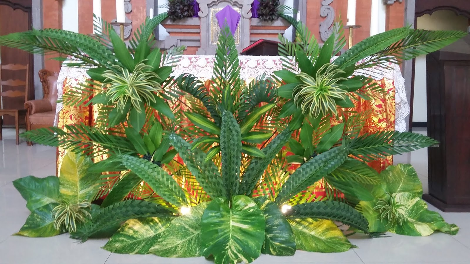 fredy: Rangkaian bunga altar Gereja Stasi Emmanuel Muncar