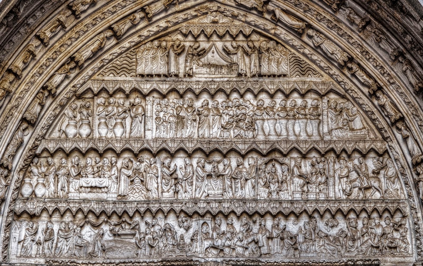 FOTO DE TOLEDO. RETAZOS DE COLOR: TIMPANO DE LA PUERTA DEL RELOJ