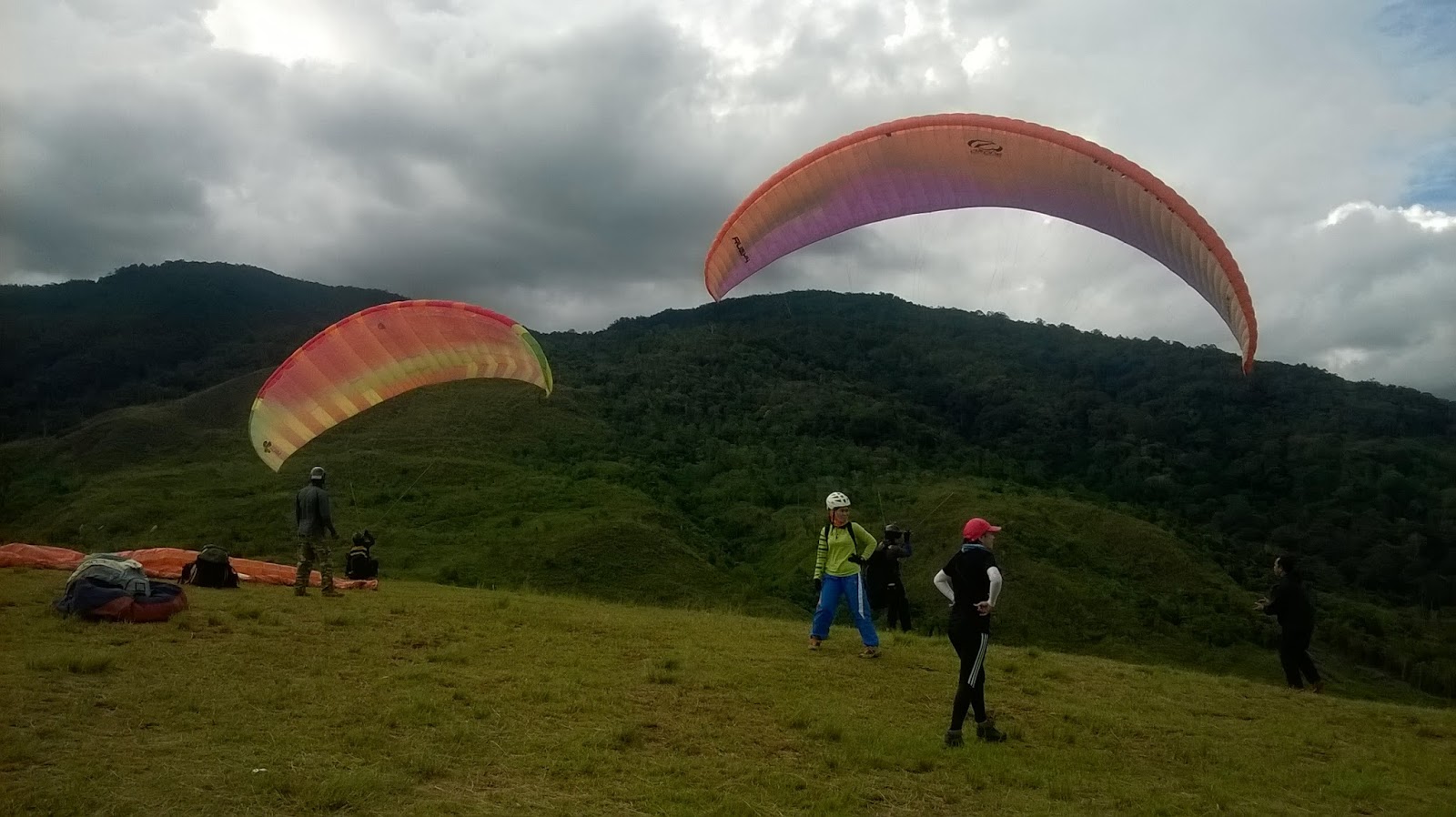 TRAVEL AND LEISURE IN BORNEO: PARAGLIDING IN RANAU