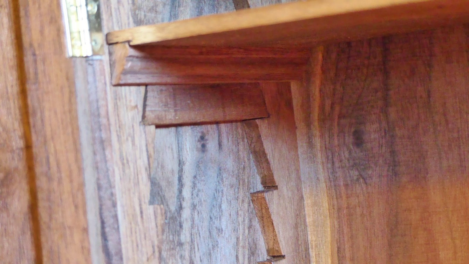 Adjustable Sawtooth Shelving With Hand Tools