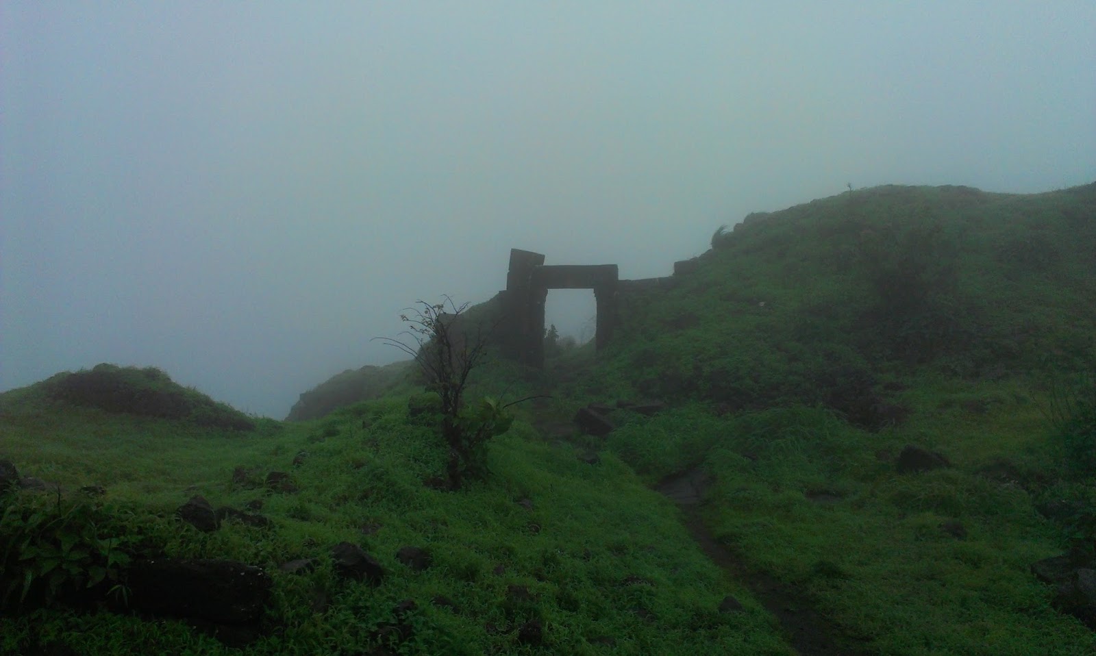 The Mountain Tamers Blog (माउंटन-टेमर्स): Trek to Manikgad Fort ...