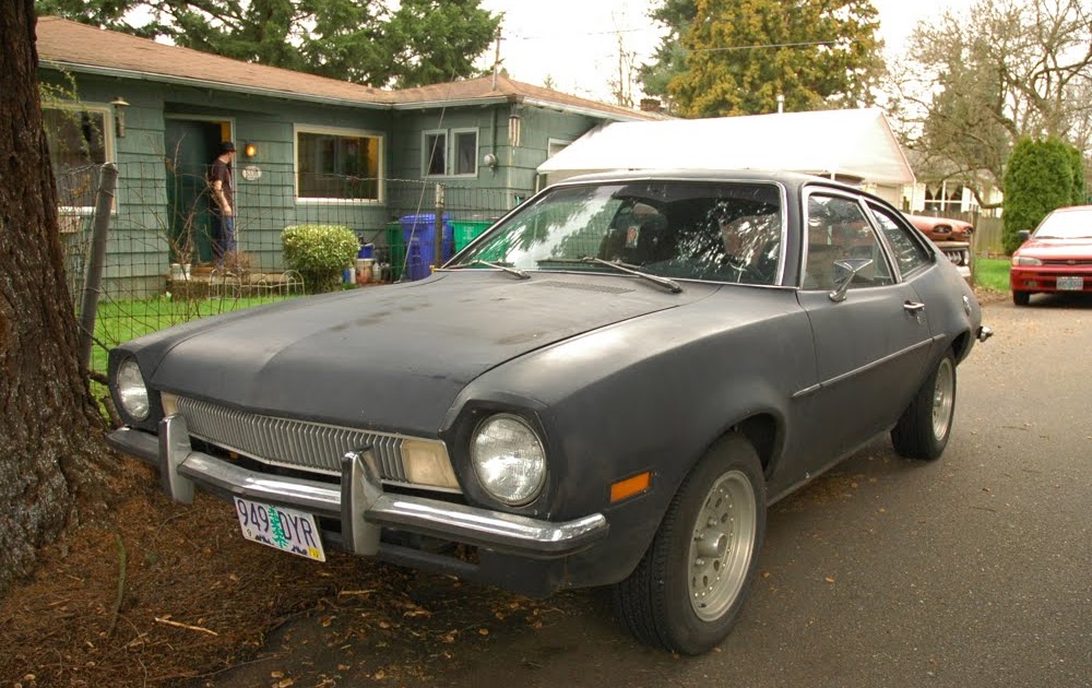 OLD PARKED CARS.: 1972 Ford Pinto Runabout.