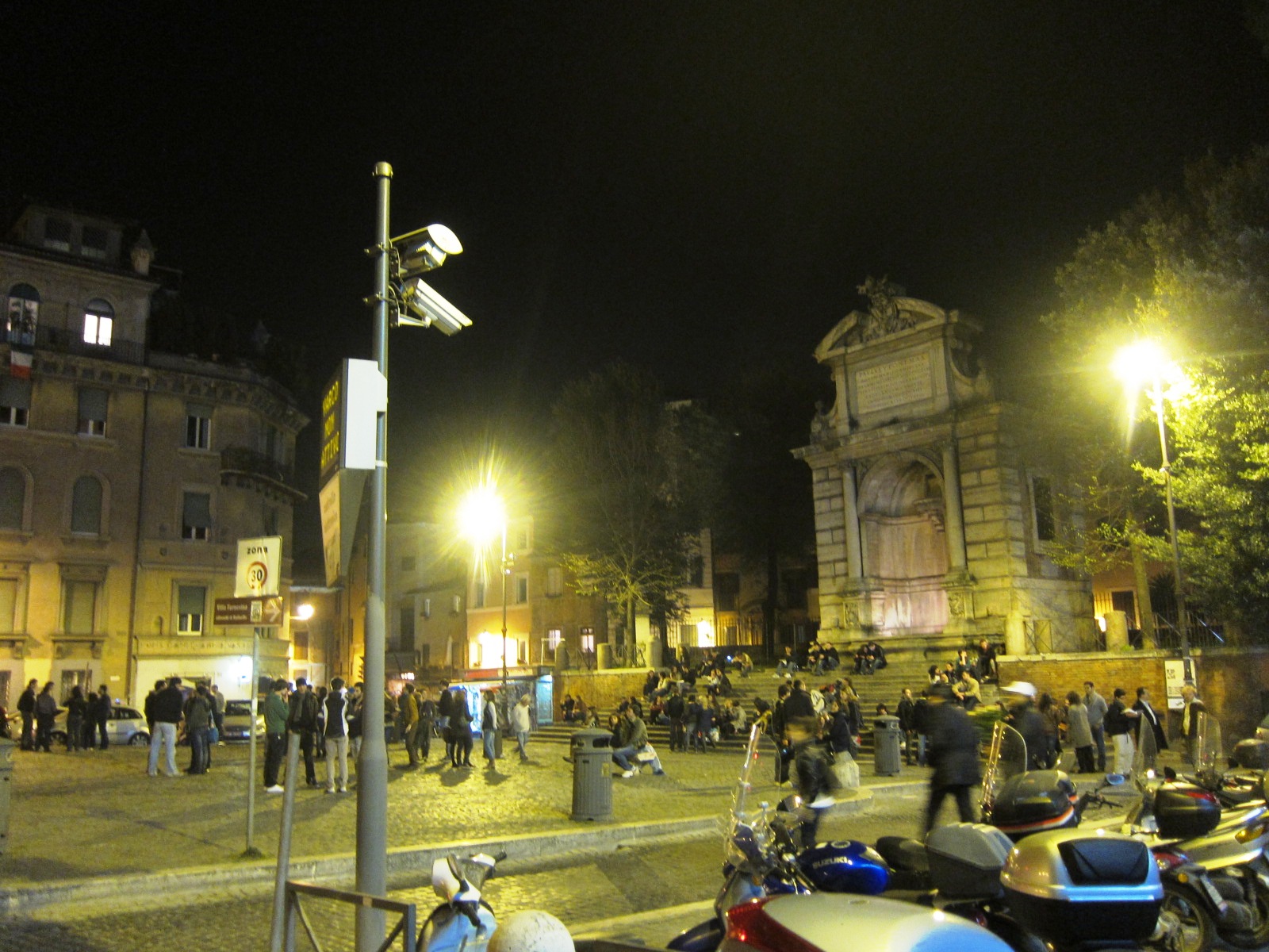 Piazza Trilussa e Trastevere – Magari Blu Viagens