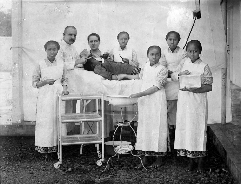Indonesia Zaman Doeloe: Dokter, perawat, dan pasien berpose pada akhir ...