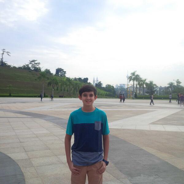 Hanggini Purinda Retto Dan Michael Adam Rickard