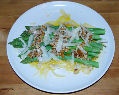 MIDDAGSTIPS: Sparris med nötter och parmesan