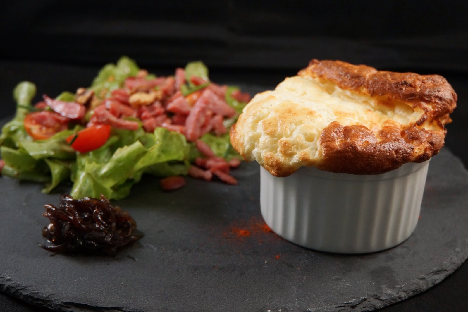 Soufflé au Comté léger et petite salade de lardons et noix