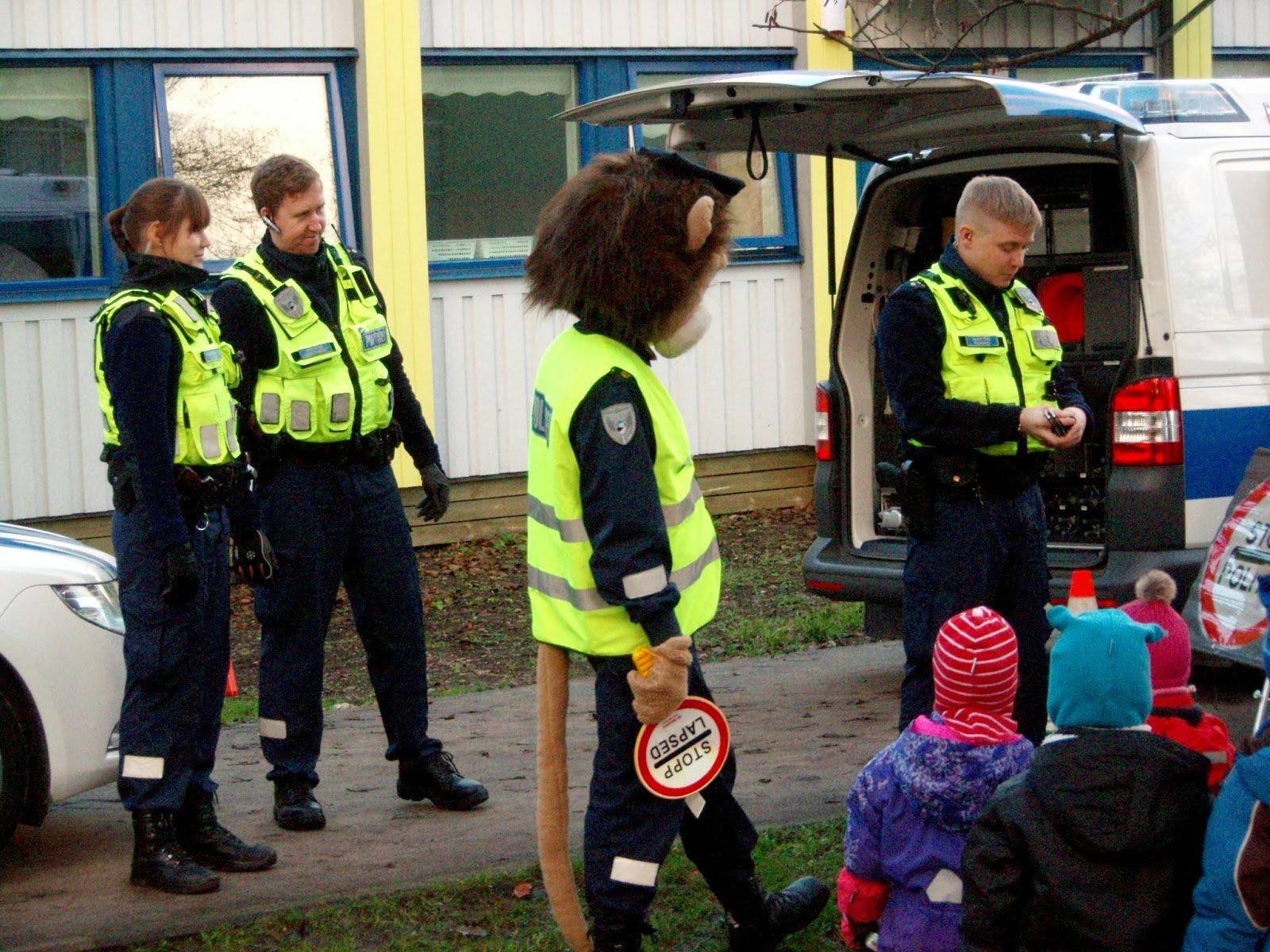 Jänkude toimetused: PÕNEV HOMMIKUPOOLIK LASTEAIA ÕUES - POLITSEIAUTOD ...