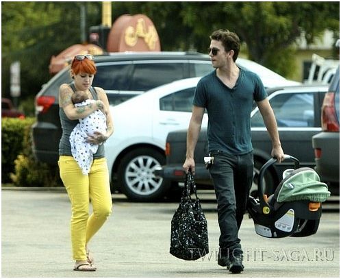 Twilight Saga Canada: Jackson Rathbone: une sortie en famille!