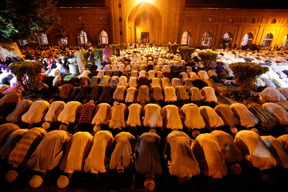 Kashmiri Muslims offer special prayers on 'Night of Power