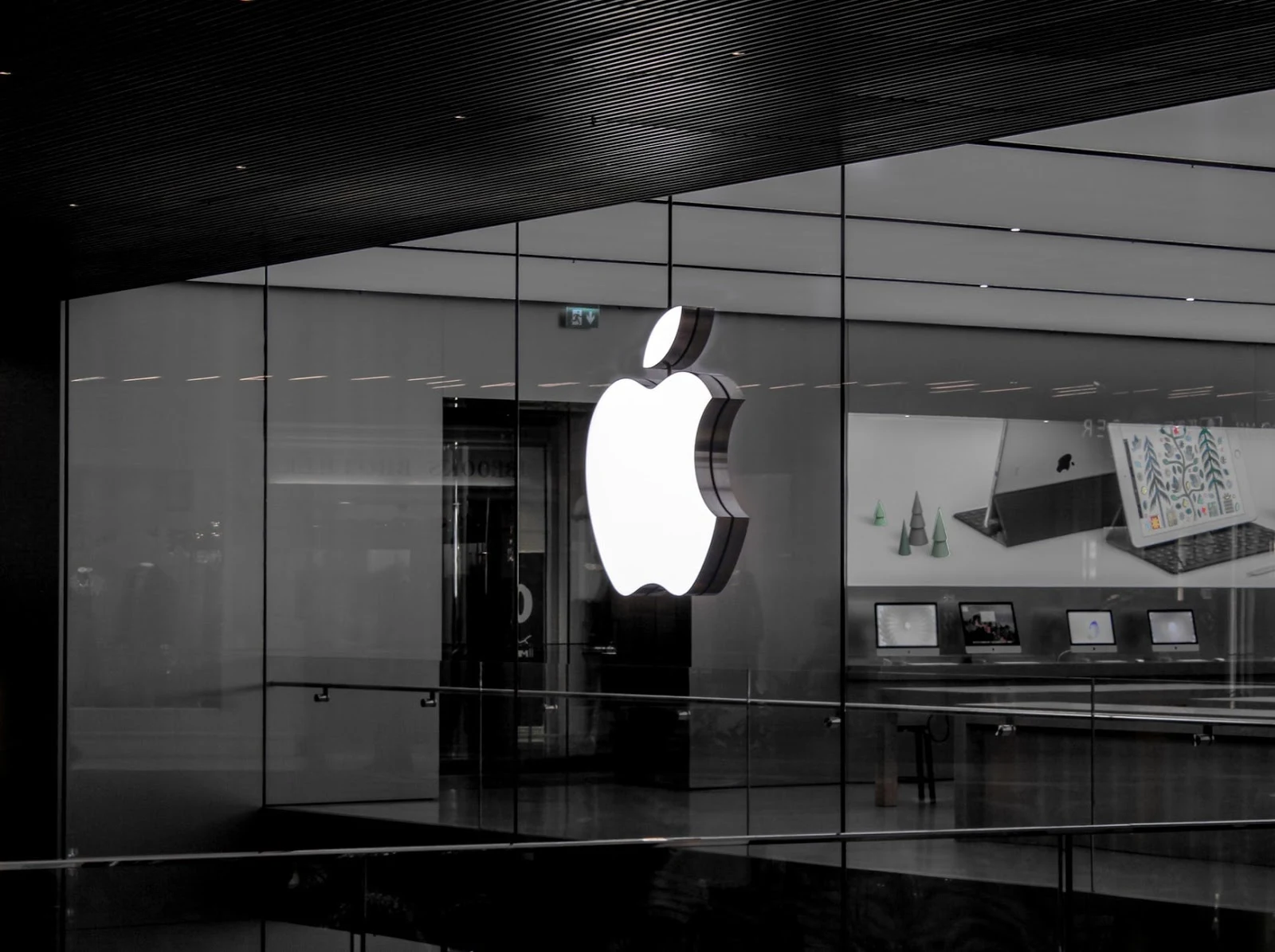 Apple Has Another Record Holiday Quarter: Earns $91.8 Billion Revenue ...