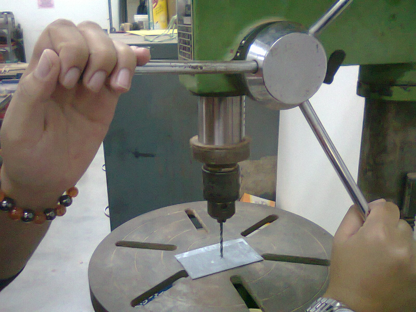 cikgu hanisnadiah: cara-cara menggerudi kepingan logam menggunakan ...