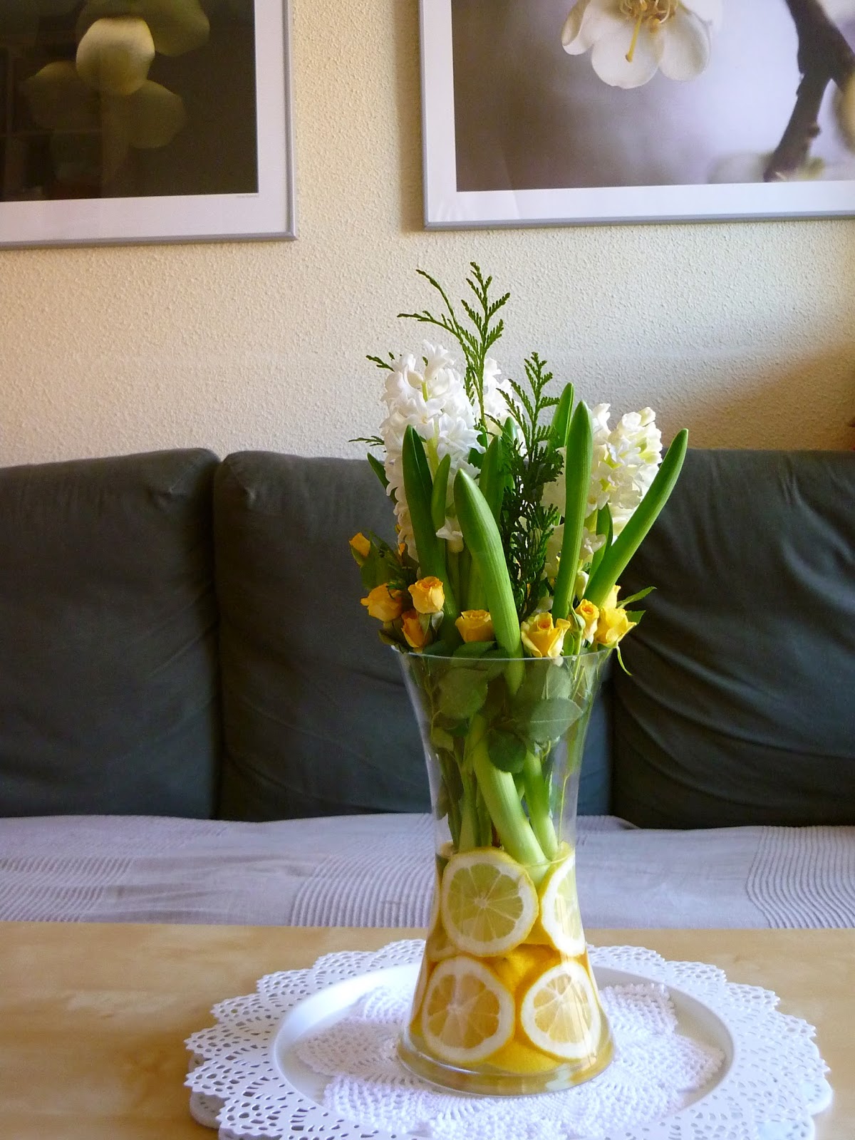 La Chef A: Mesa primaveral con flores y botellas de cristal