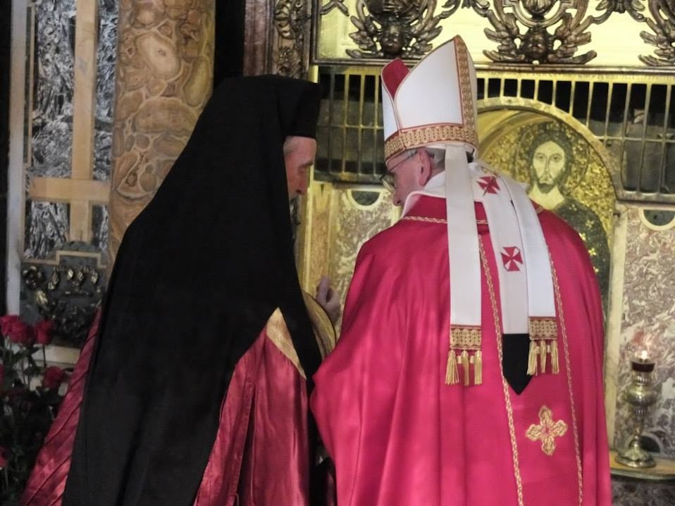 ΦΩΣ ΦΑΝΑΡΙΟΥ: Ο ΠΕΡΓΑΜΟΥ ΙΩΑΝΝΗΣ ΜΕ ΤΟΝ ΠΑΠΑ ΦΡΑΓΚΙΣΚΟ ΣΤΟΝ ΤΑΦΟ ΤΟΥ ...