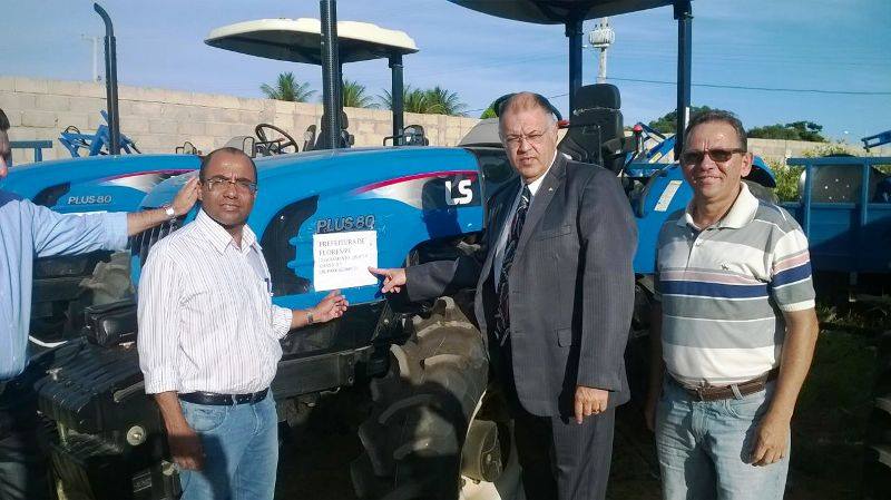 Prefeitura de Flores recebe trator e implementos agrícolas da Codevasf ...