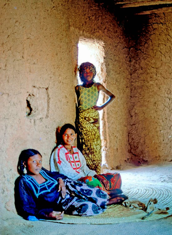 Fascinating Humanity: Niger Women Hiding From The Scorching Sun