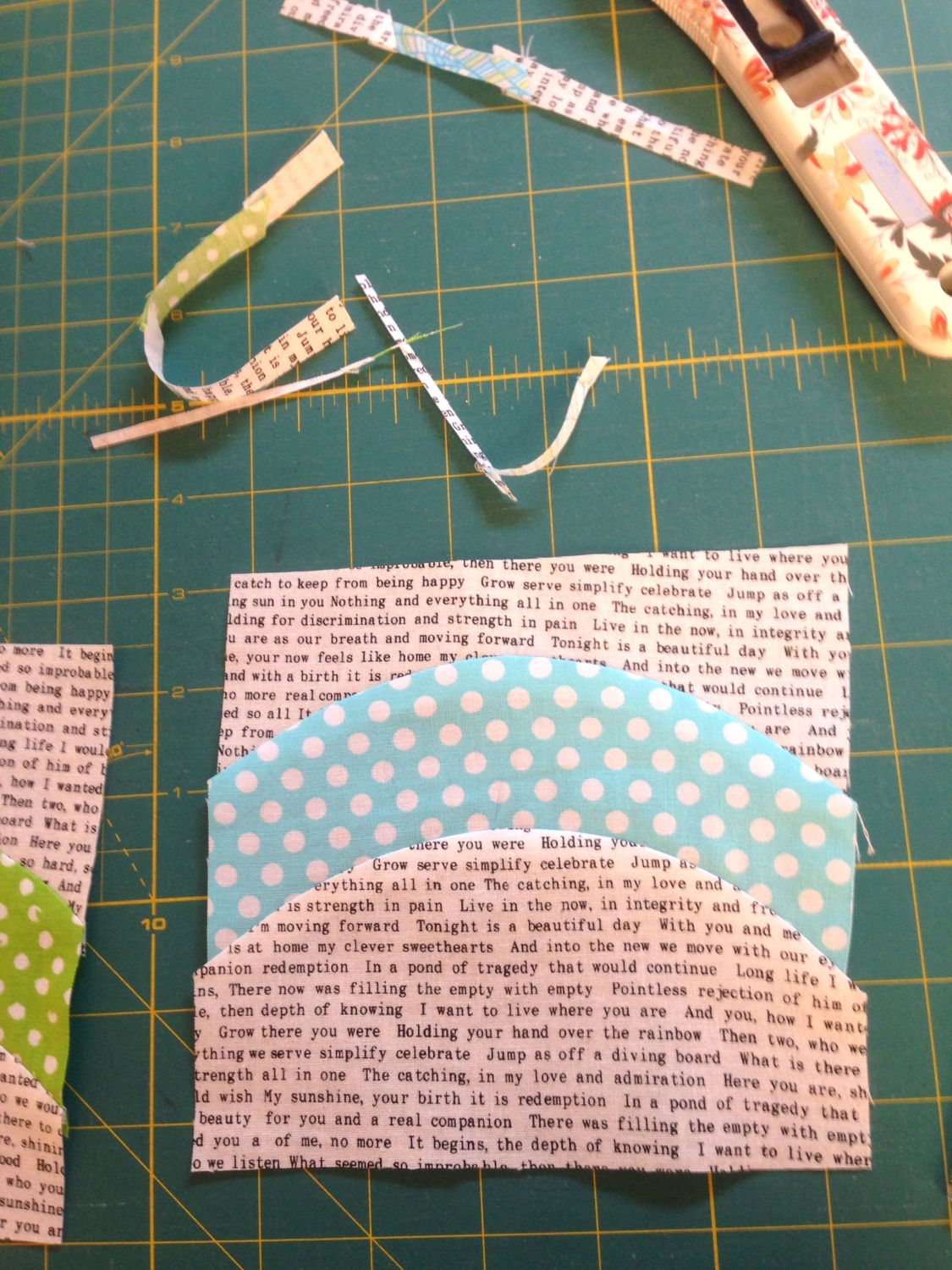 einfach bunt...: In Arbeit: Confetti Quilt mit dem Mini Quick Curve Ruler