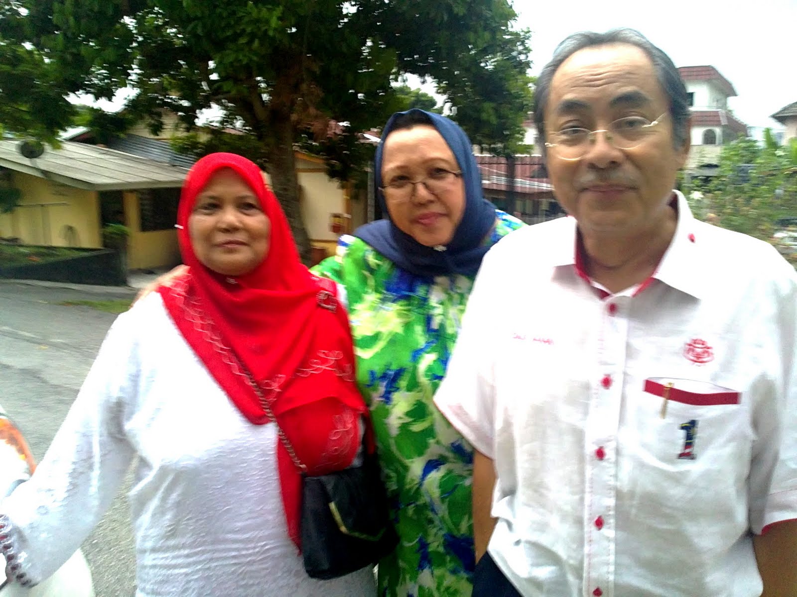 Kjee bersama wartawan veteran Fauziah Raof dan suami Omar Manan