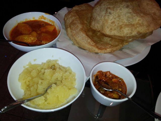 Pakistani Kitchen: Halwa Puri ~ Desi Breakfast
