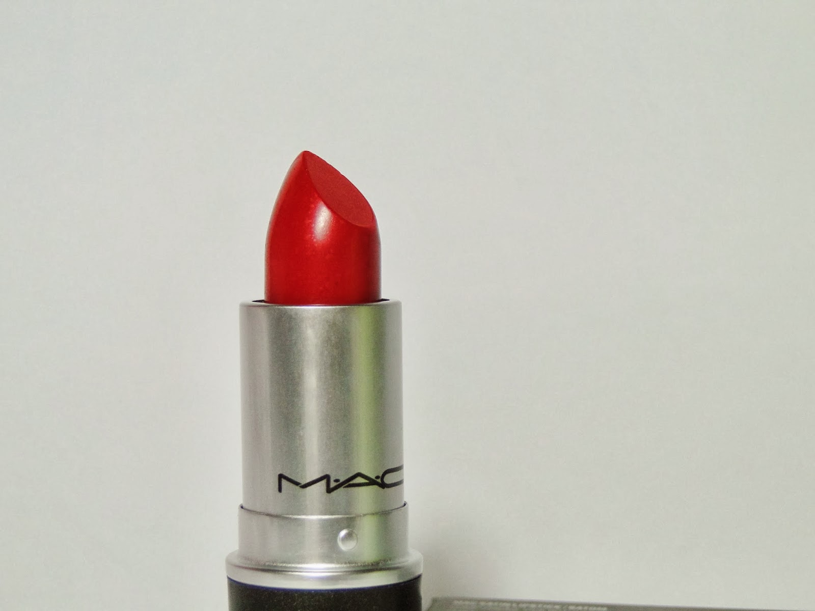 DERMAIS: BATOM MAC RED