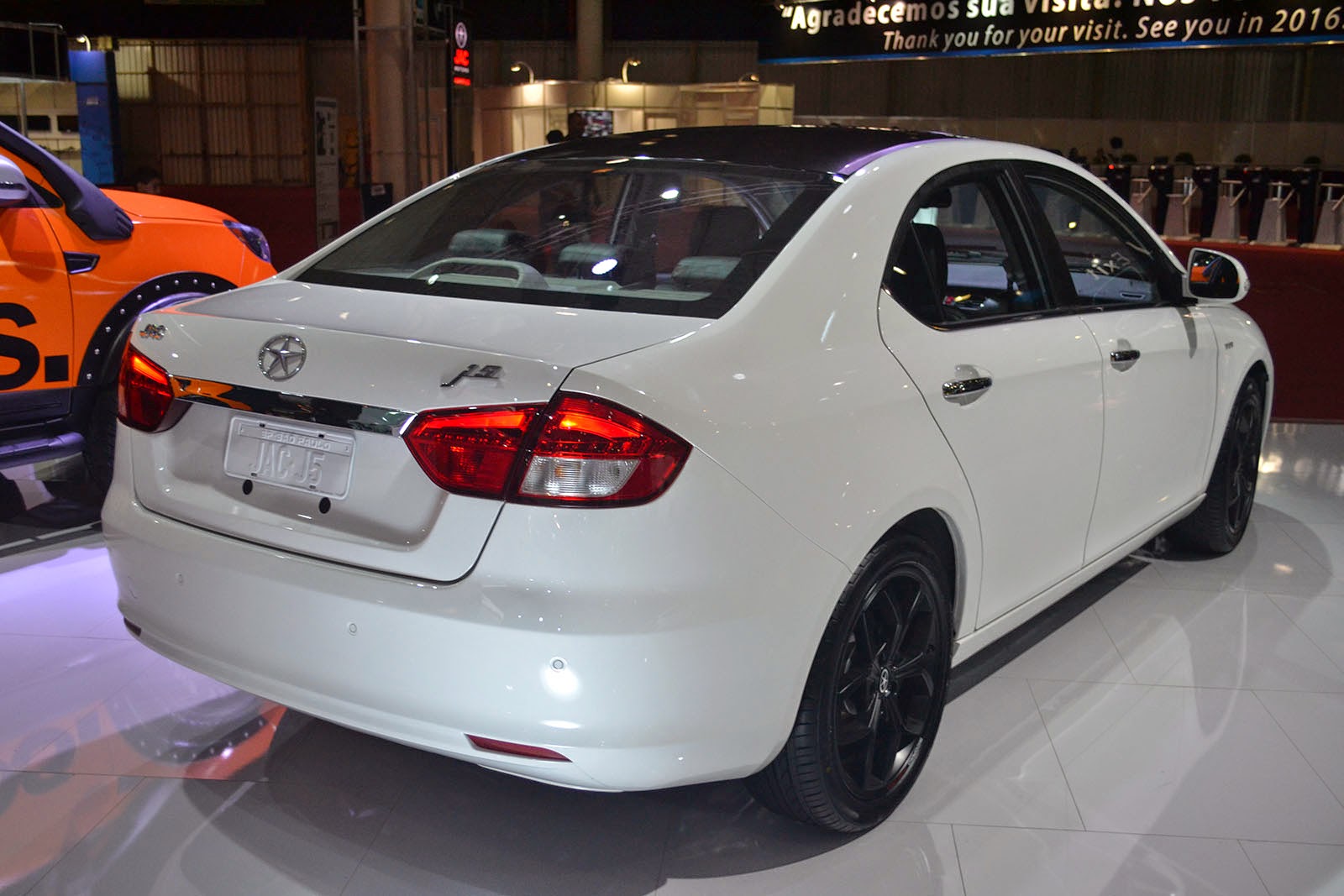 JAC J5 reestilizado chega ao Brasil