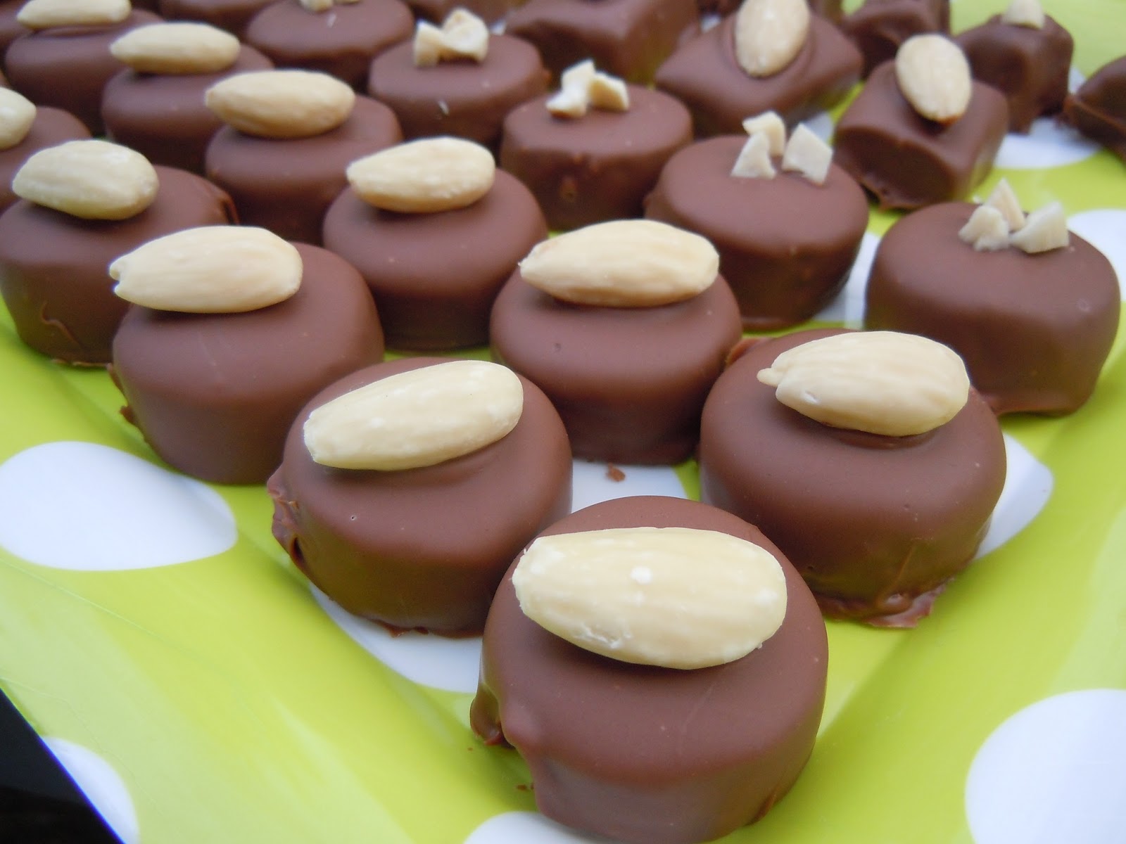 Etat de choc: Praline au massepain, amandes caramélisées et amande entière