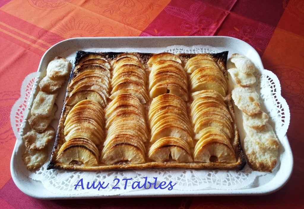 AUX 2 TABLES...: Tarte fine croustillante aux pommes.