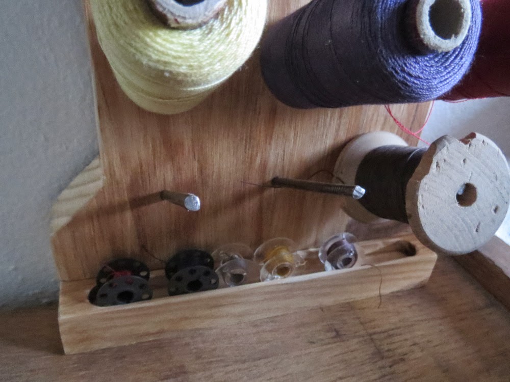 L'atelier de Kiku: Porte-bobines en bois, en forme de bobine de fil
