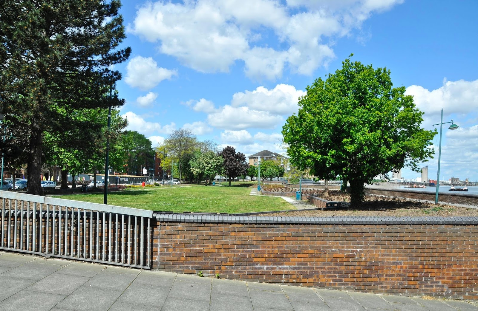 Arthur Pewty's maggot sandwich: The Erith Lighthouse.