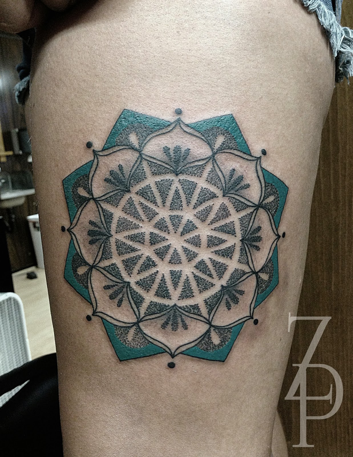dotwork mandala tattoo | Thigh tattoo, Dotwork mandala tattoo, Shape tattoo