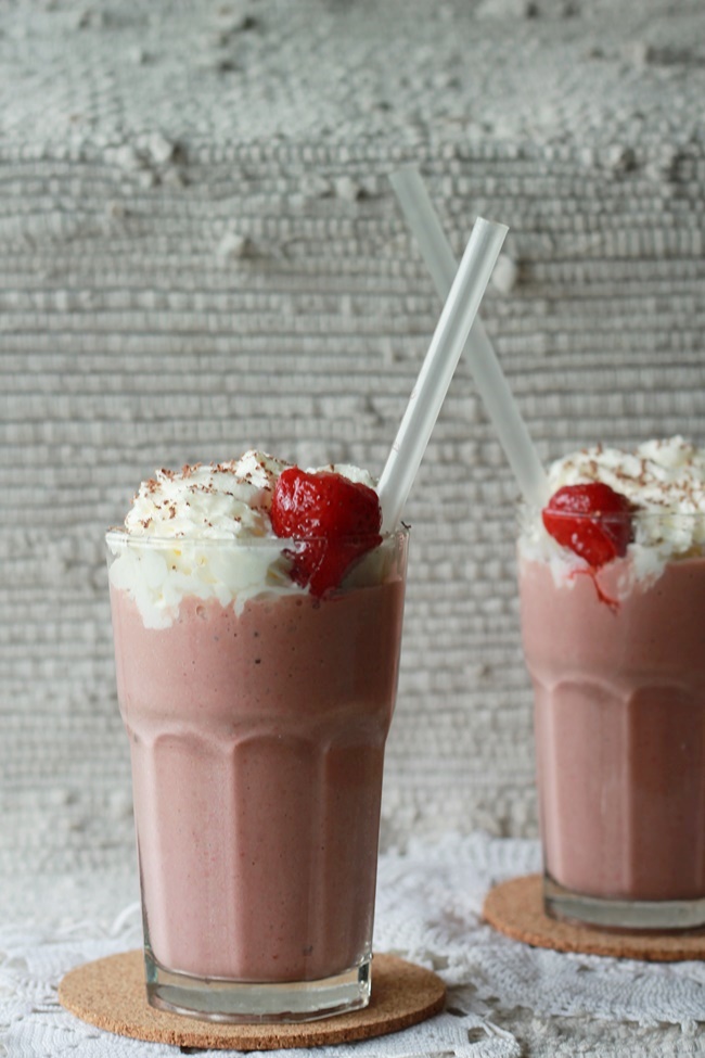 Maje Zmaje: U KUHINJI: Jagode i čokolada shake