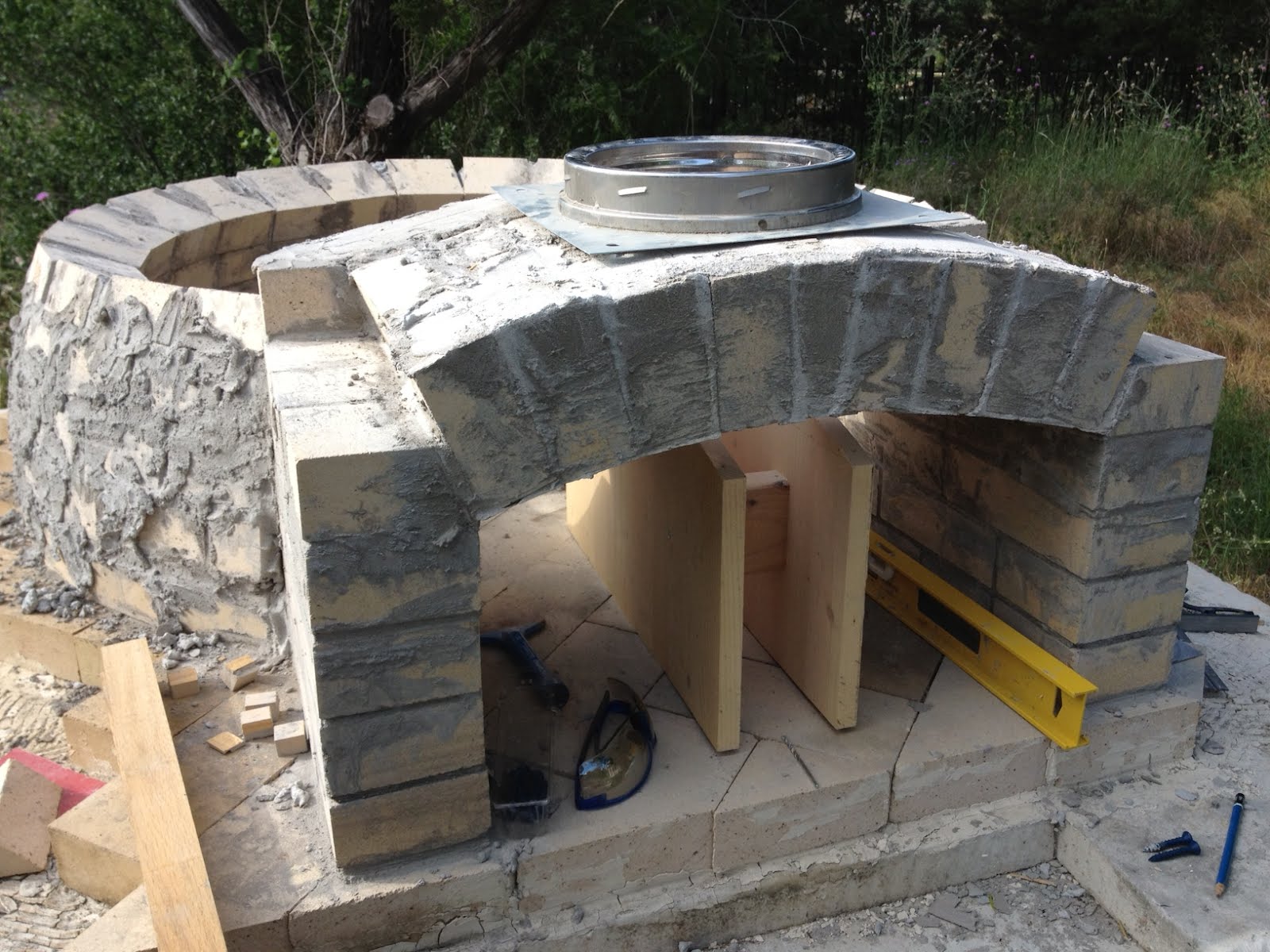 Drilling Holes In The Sky: Brick Oven progress - Chimney
