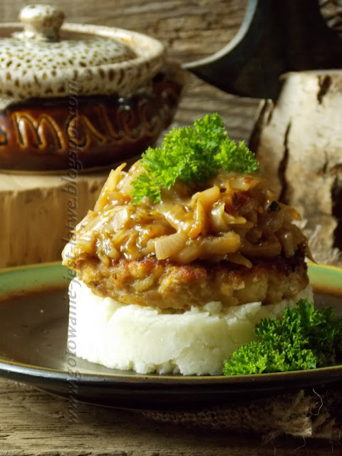 Gotowanie jest łatwe: Burger, ziemniaki i kapusta zasmażana z suszonymi ...