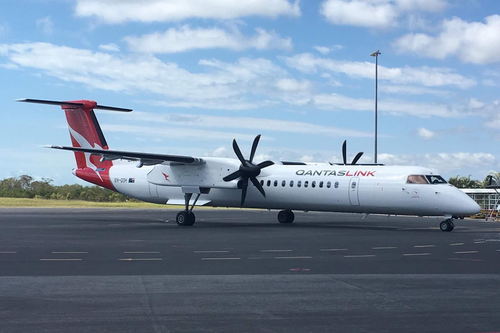 Central Queensland Plane Spotting: QantasLink Dash-8-Q400 VH-QOH ...