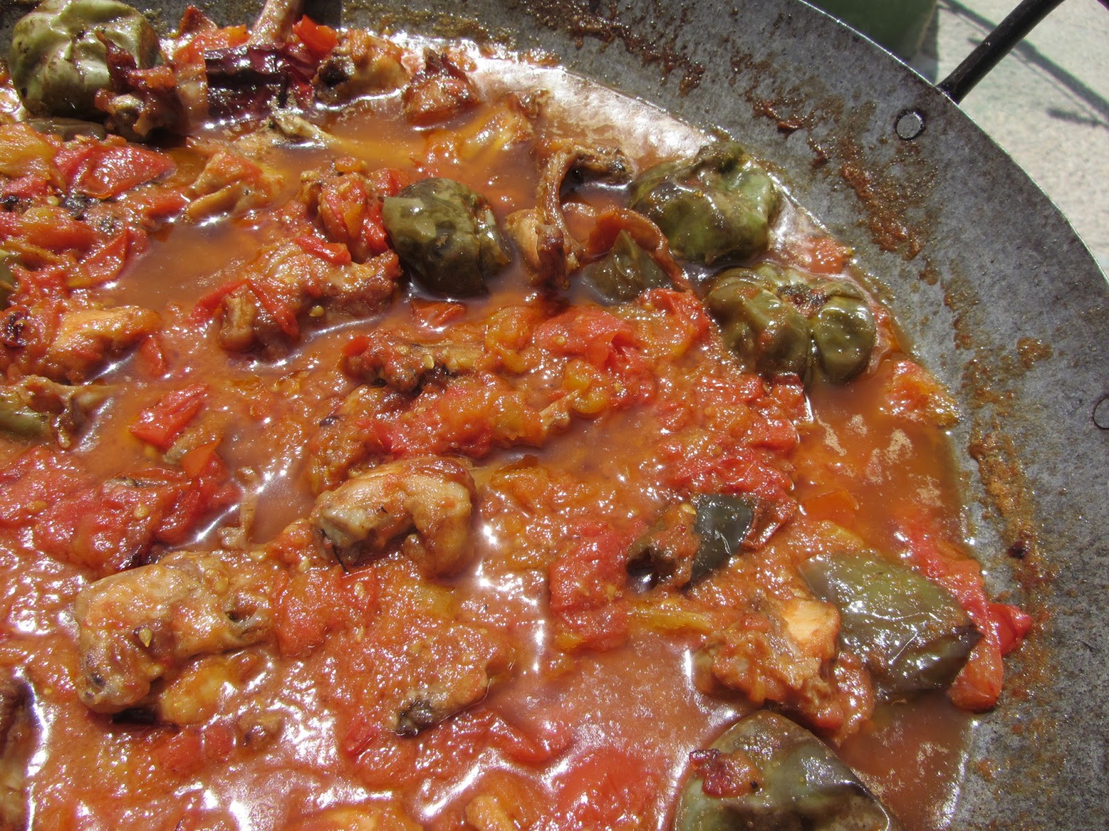 Me pongo el delantal: Conejo frito con tomate al fuego de leña