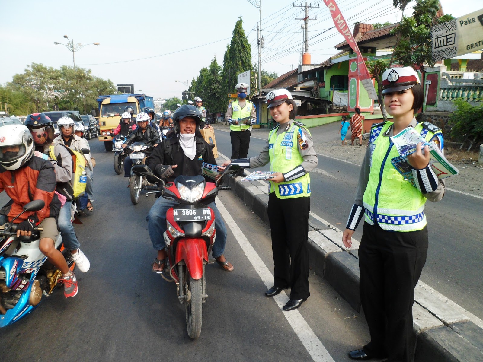 SAT LANTAS POLRESTABES SEMARANG: PEMBAGIAN LEAFLET PETA DAN INFORMASI ...