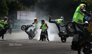 Opini No 5 Pak Polisipun Bergaya di Jalan Raya - Filsuf Jalanan