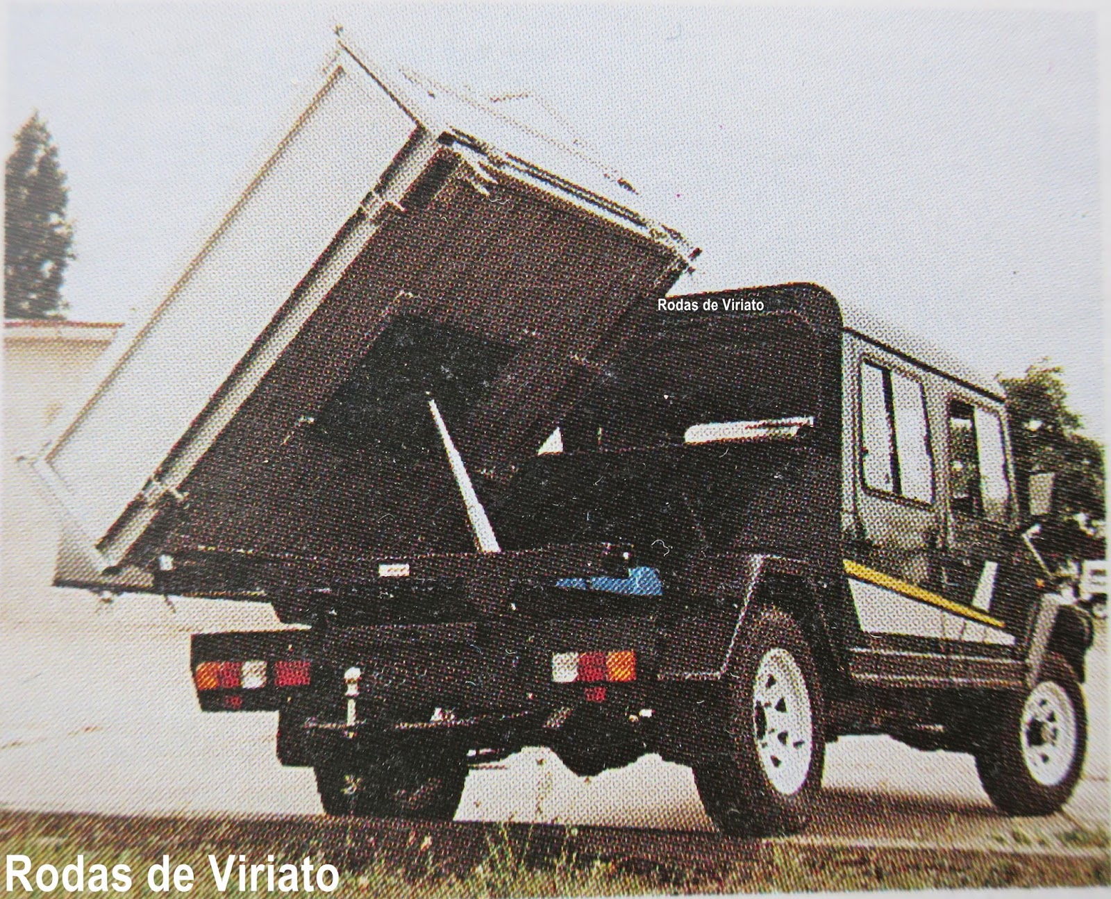 Jipe UMM Alter CD com caixa basculante em foto publicitária