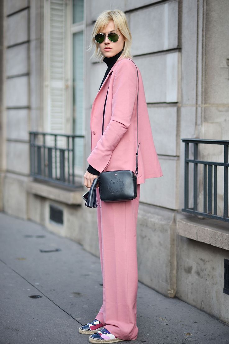 SEASONAL TREND; EL TRAJE ROSA.-