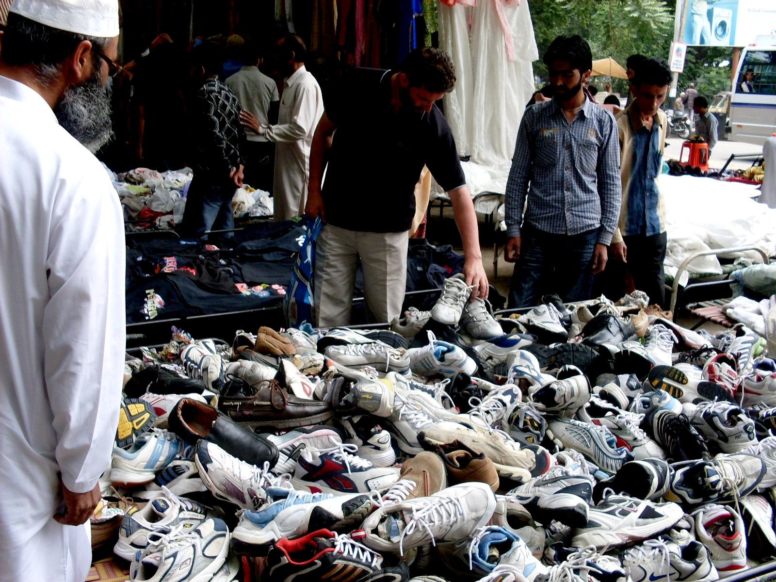 CHINAR SHADE : SHOE THEFT IS A WORLD WIDE PRACTICE.