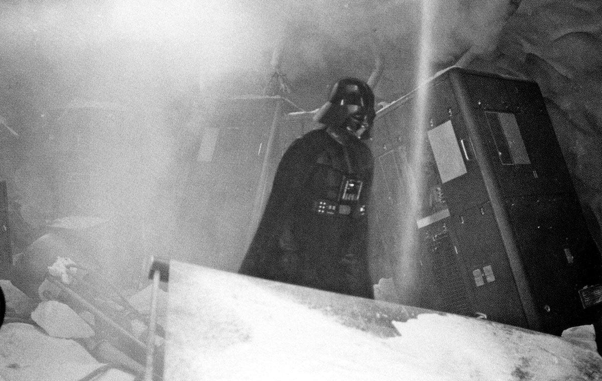 STAR WARS AFICIONADO WEBSITE: DELETED SCENES: MAKING A DARK ENTRANCE!