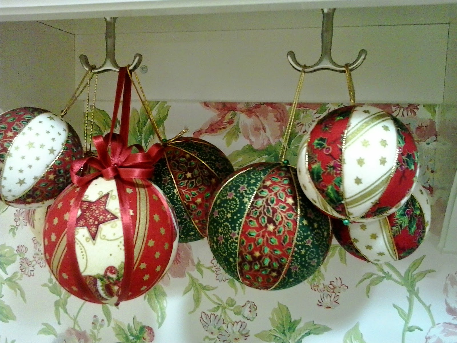 El Baúl de Marisa : Corona y bolas de navidad. Patchwork sin aguja